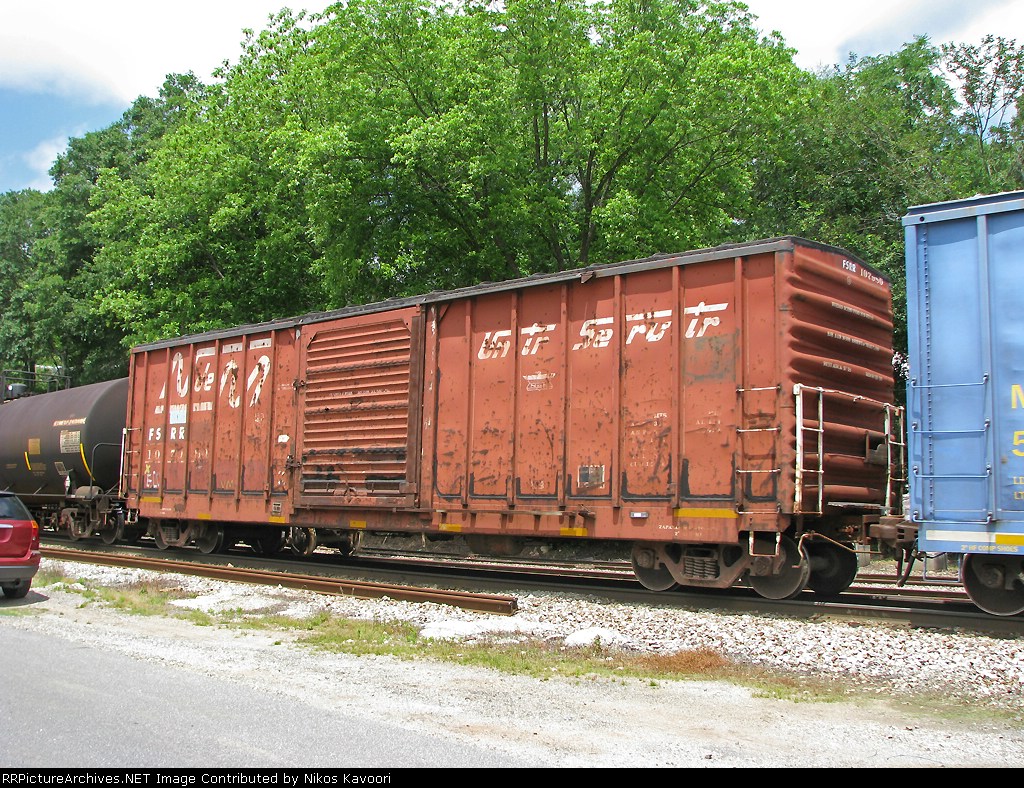 Ex- NdeM boxcar in good shape.